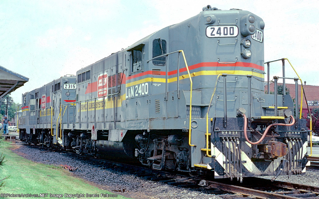 Louisville & Nashville GP9 #2400 and GP7 #2315 tied down in front of the depot on the House Track